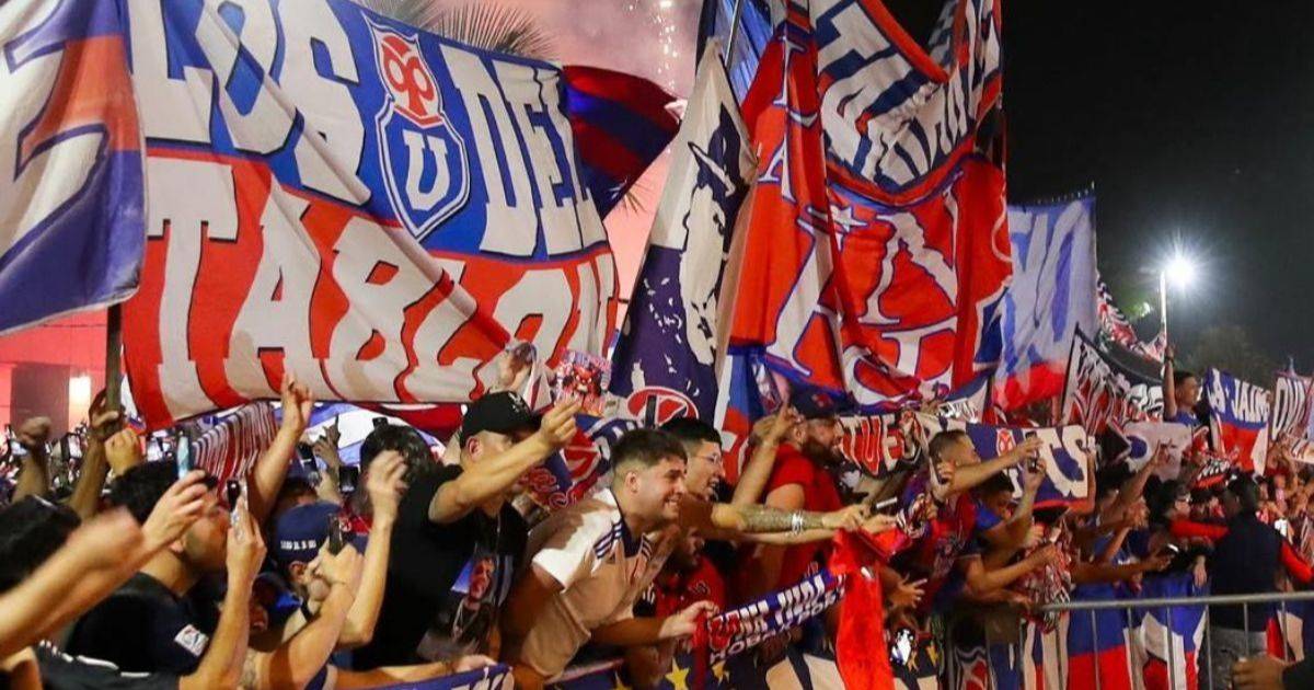 Hinchas de la U de Chile reciben con provocar lienzo a Alianza de Lima ...